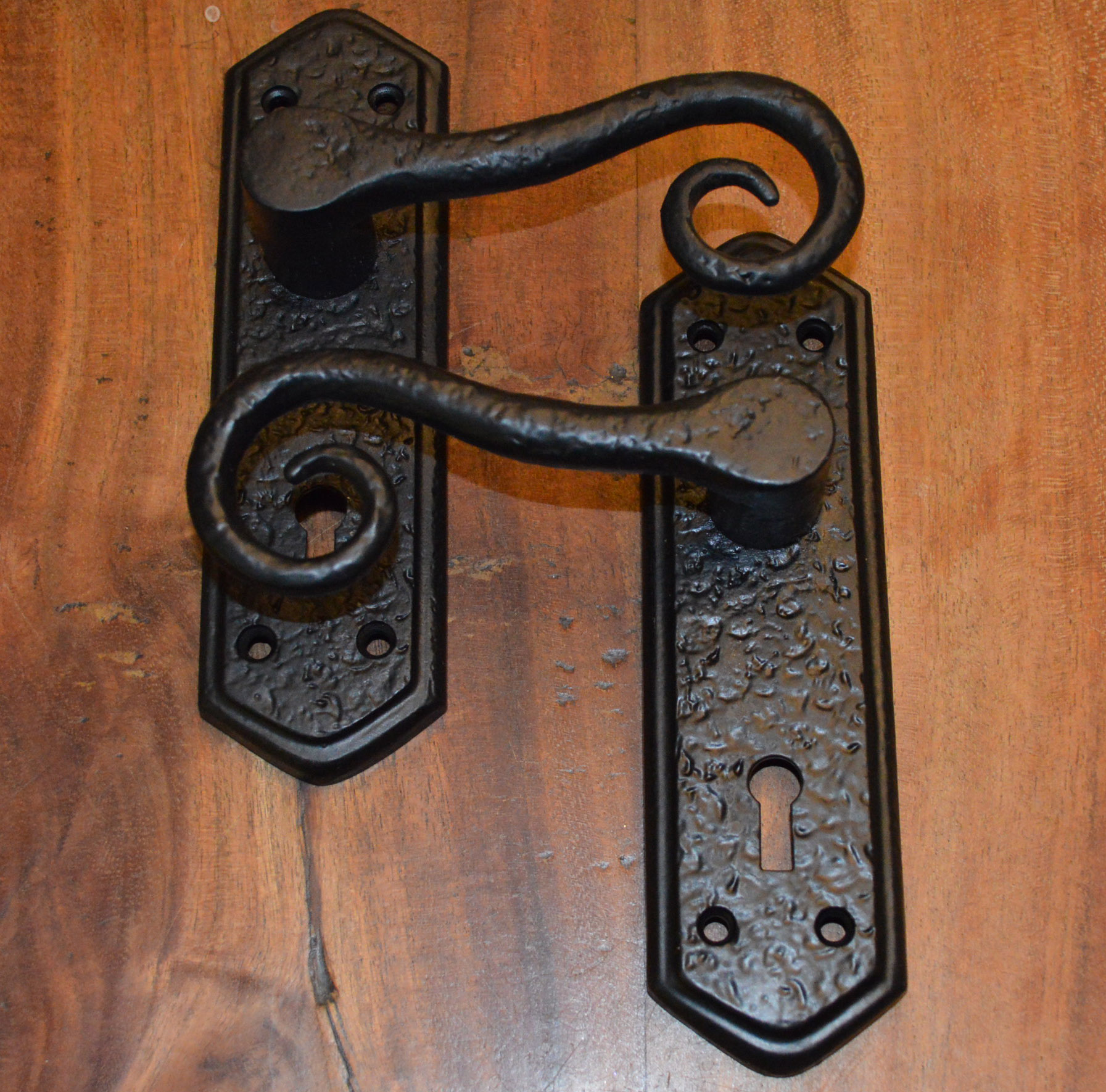Royal Victorian Scroll Style Cast Iron Door Handles With Keyhole (400)